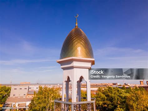 모스크에 초승달이있는 무슬림 황금 돔 하늘을 향한 미나렛 아랍의 날 이슬람교의 종교의 상징 알라를 믿는 믿음 모스크 꼭대기의 초승달 0명에 대한 스톡 사진 및 기타 이미지