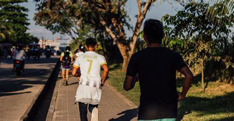 거리 거리 활동 건강 건강한 생활 교통 길 나무 남아메리카 남자 낮 녹지 달리는 도시 도시의 뒷모습 라틴 아메리카 레저 로 레토 보도 사람