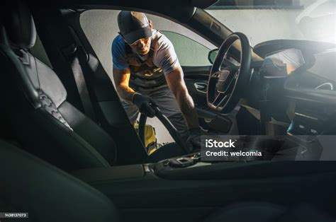 현대 자동차 인테리어를 진공 청소기로 청소하는 남자들 카 디테일링에 대한 스톡 사진 및 기타 이미지 카 디테일링 교통수단 남자 Istock