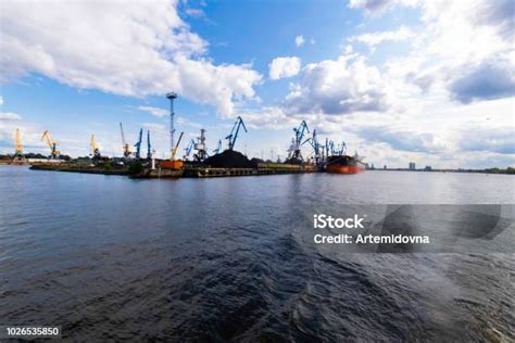 큰 빨간 화물 발송 하는 로드 포트에 석탄 석탄 처리 터미널에서 작업 크레인 0명에 대한 스톡 사진 및 기타 이미지 0명