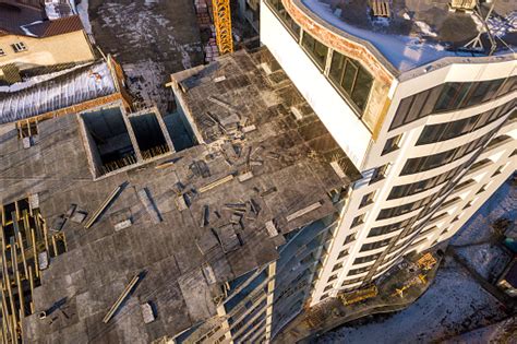 건설 주차 된 자동차 지붕과 거리에서 키가 큰 아파트 복잡 한 건물 현대 개발 도시의 공중 겨울 평면도 도시 인프라 위에서 보기 0명에 대한 스톡 사진 및 기타 이미지