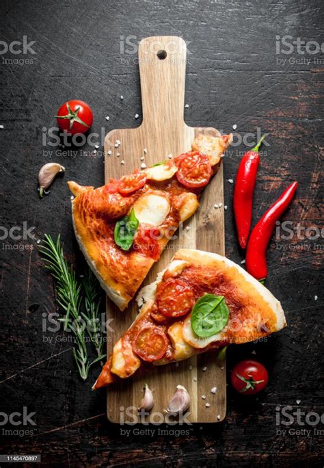칠리 토마토와 로즈마리와 함께 절단 보드에 집에서 만든 피자의 조각 건강하지 못한 생활방식에 대한 스톡 사진 및 기타 이미지 건강하지 못한 생활방식 고기 날씬한