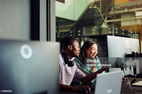 사무실에서 컴퓨터로 함께 작업하는 프로그래머가 프로젝트에 대해 논의하고 있습니다 테크놀로지에 대한 스톡 사진 및 기타 이미지 테크놀로지 혁신 개념 새 장을 열다