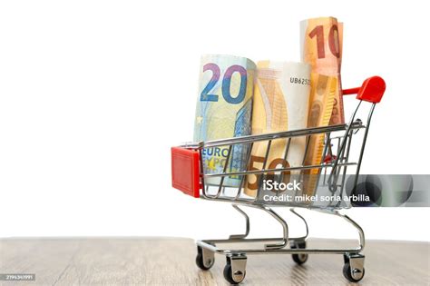 유럽 연합의 식품 가격 상승 인플레이션과 경제 위기 쇼핑 카트 비용 생활비 개념의 유로 지폐와 슈퍼마켓 트롤리 복사 공간이 있는 흰색 배경 0명에 대한 스톡 사진 및 기타