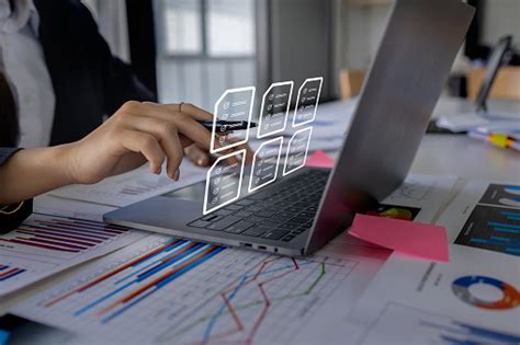 가상 화면에 아이콘이있는 문서 관리 개념 Erp 전자 문서가있는 랩톱 컴퓨터 키보드에서 작업하는 사업가 고객 중심에 대한 스톡