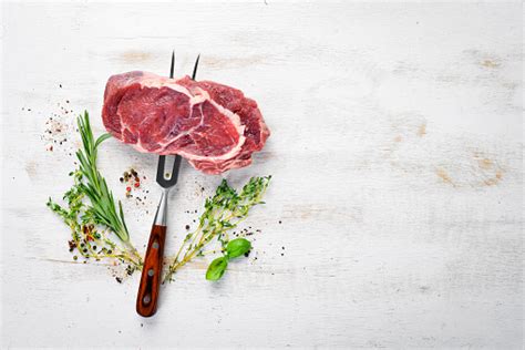 포크에 생 스테이크 오래 된 테이블에서 평면도 텍스트를 위한 여유 공간 고급에 대한 스톡 사진 및 기타 이미지 고급 고기