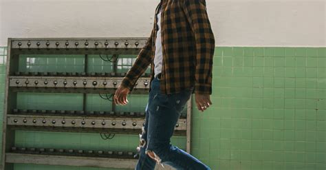 실내 걷고 있는 고민 된 청바지 공중 남성 패션 낮 내려 가다 도시의 라이프스타일 보도 봄 빨간 벤치 스케이터 스타일 스타일리시한 실내 설정