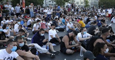 МИРЕН ПРОТЕСТ В БЕЛГРАД СЛЕД ОТПАДАНЕТО НА ВЕЧЕРНИЯ ЧАС 5gmedia