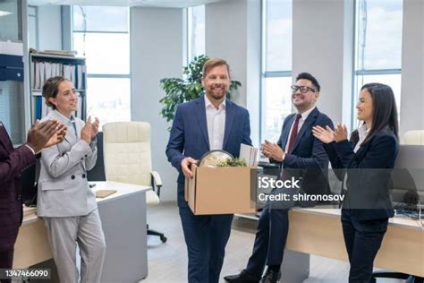 박수를 치는 동료들 사이에서 물품이 담긴 상자를 들고 있는 쾌활한 직원 남자 사업가에 대한 스톡 사진 및 기타 이미지 남자 사업가 상자 사업가 Istock