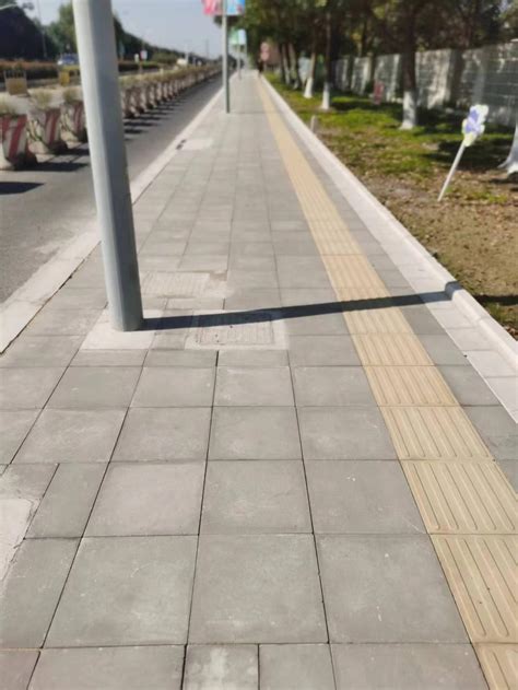 章练塘路人行道及附属设施整治工程顺利完成人行道道板砖铺设工作 工作动态 建管委