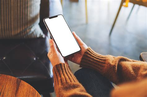 빈 데스크톱 화면으로 검은 색 휴대 전화를 들고있는 여성 가득 찬에 대한 스톡 사진 및 기타 이미지 가득 찬 검은색 공란 Istock