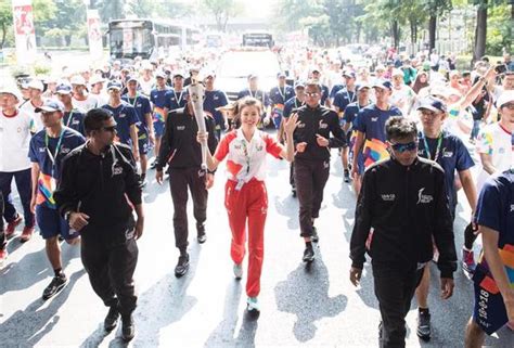 第十八屆亞運會開幕儀式，「烏賊劉」 化身火炬手 少女氣息十足 每日頭條