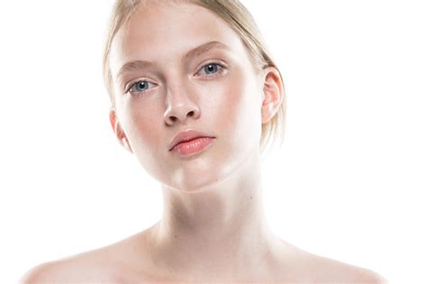 얼굴 아름다움 피부와 흰색 절연 아름 다운 금발 머리 여자를 닫습니다 건강관리와 의술에 대한 스톡 사진 및 기타 이미지 건강관리와 의술 건강한 생활방식 곱슬 머리