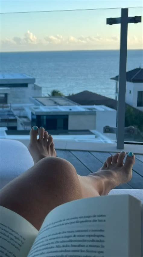 Paula Badosas Feet