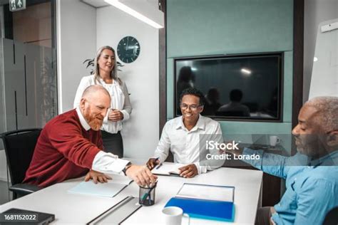 그룹 사무실 회의를 이끄는 성공적인 40대 이상의 흑인 사업가 경영자에 대한 스톡 사진 및 기타 이미지 경영자 계획 기업 문화 Istock