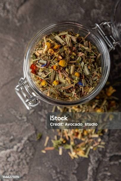 검은 시멘트 배경에 유리 항아리에 말린 허브 차 위에서 본 모습 어린이와 면역을위한 차 공간을 복사합니다 텍스트를 위한 장소입니다 0명에 대한 스톡 사진 및 기타 이미지