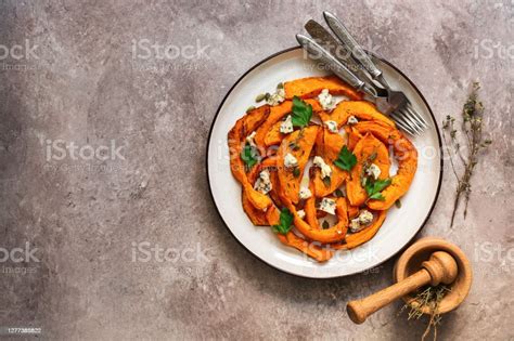 베이지 색 소박한 배경에 접시에 허브와 치즈를 구운 호박 조각 상단 보기 플랫 레이 복사 공간 0명에 대한 스톡 사진 및 기타 이미지 Istock