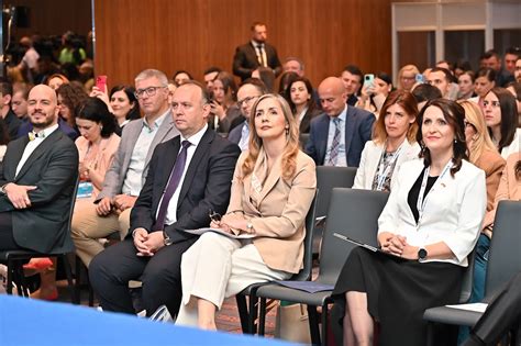 Народна 👉Ангеловска Бежоска на Балканскиот самит на поранешни студенти Регионалната соработка