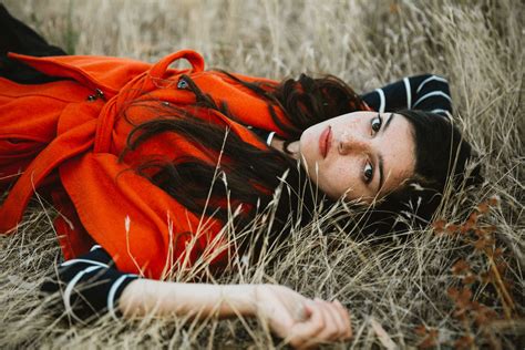 Обои на рабочий стол Девушка лежит на траве обои для рабочего стола скачать обои обои бесплатно