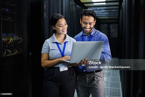 소프트웨어 관리 시스템 업그레이드 및 사이버 보안을 위한 서버실 노트북 및 인력 팀 팀웍 기술자 엔지니어링 또는 컴퓨터 정보