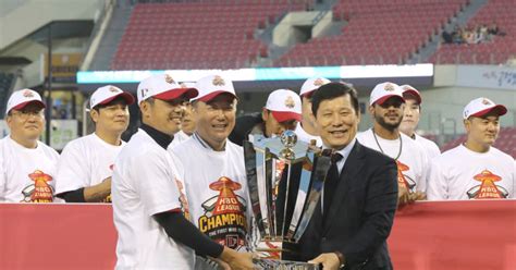 우승 트로피 받는 Ssg