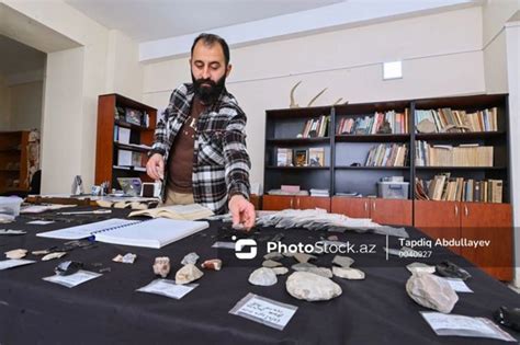 В Азербайджане археолог изготавливает первобытные орудия труда