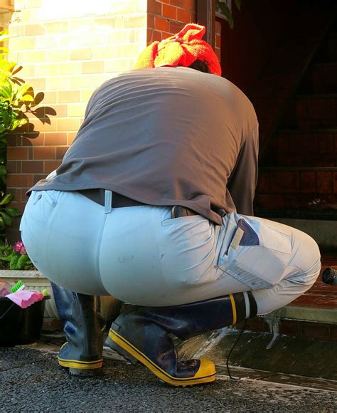 ガッチリ体型のガテン親父さんの見事なデカ尻｡ 金賞ものです！ セクシーな男性 ぽっちゃり男性 作業着