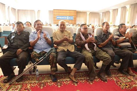 អគ្គលេខាធិការសមាគមអតីតយុទ្ធជនកម្ពុជា អញ្ជើញបំពាក់គ្រឿងឥស្សរិយយសជូនអតីតយុទ្ធជនខេត្តកំពង់ឆ្នាំង