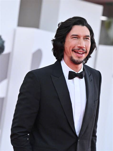 亚当·德赖弗亮相威尼斯红毯 一袭黑色西装绅士帅气 搜狐大视野 搜狐新闻