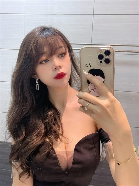 Ck 剪黄师 On Twitter 最近这几天每天都在意淫这位人妻，我真的太爱她了，年纪轻轻就拥有3位孩子了，难以想象她是多么的淫荡。每天都在对着她的照片撸鸡巴，真的很舒服🤤