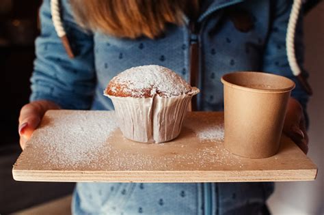 트레이에 머핀을 클로즈업합니다 가루 설탕 케이크 제과 산업의 작품 각 컵케이크는 종이 포장으로 싸여 있습니다 0명에 대한 스톡