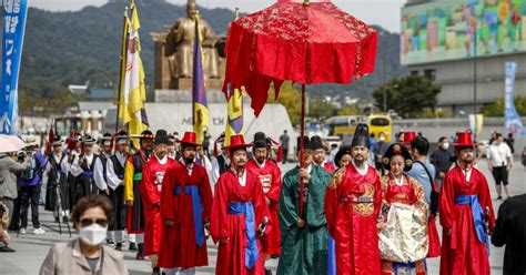 광화문광장 지나는 세종대왕 어가행차
