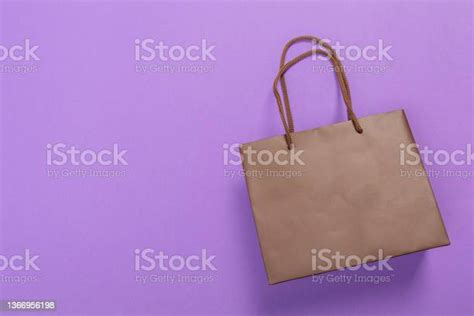 보라색 배경에 컬러 에코 페이퍼 쇼핑백 디자인 및 텍스트에 대한 모의 템플릿을 닫습니다 가방에 대한 스톡 사진 및 기타 이미지 가방 갈색 공란 Istock