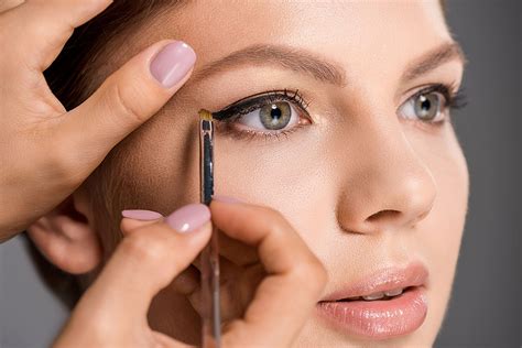 Badem Gözler İçin Göz Makyajı Önerileri Far Ve Eyeliner Nasıl Uygulanmalı Maruderm Blog