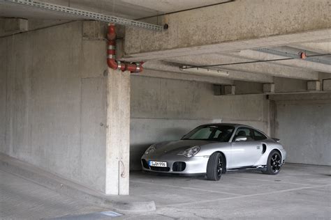 주차장에 주차된 은색 자동차 사진 Unsplash의 무료 자동차 이미지