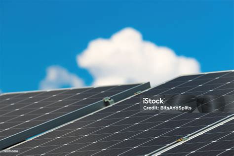태양광전지를 이용하여 태양광을 전기로 변환하는 태양광 패널 장치 0명에 대한 스톡 사진 및 기타 이미지 0명 구름 녹색 기술 Istock