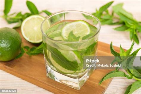 모히토 칵테일 라임 레몬 민트를 곁들인 상쾌한 모히토 칵테일을 막대기로 키 큰 유리에 담아 0명에 대한 스톡 사진 및 기타 이미지 Istock