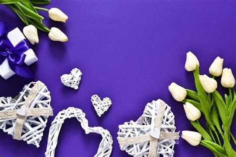 발렌타인 데이 컨셉은 흰색 하트와 현재 매우 페리 배경에 흰색 튤립 꽃다발 상단 보기 복사 공간 플랫 평신도 조성물 수제 하트 매우 페리 올해의 색상 2022 0명에 대한