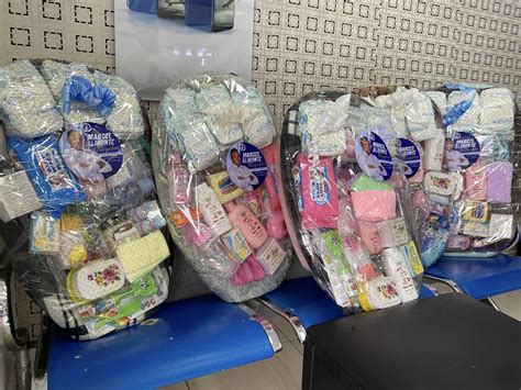 Barahona Regidor Marcel Almonte Entrega Canastillas A Mujeres Embarazadas