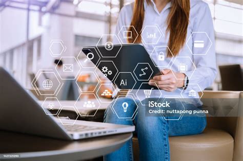 사업가 또는 디자이너 노트북 및 디지털 태블릿 노트북과 휴대 전화를 사용 하 여 가상 아이콘 네트워크 다이어그램과 사무실의 책상에 문서 개념에 대한 스톡 사진 및 기타