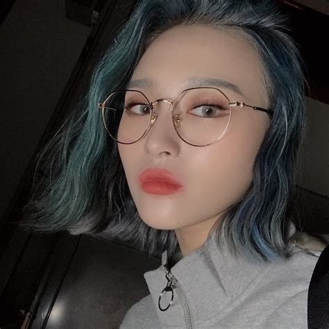 Noname On Twitter 하늘색 머리 색 좀 빠졌다고 하니까 데자부 활동 끝나고 유럽투어 돌 때쯤 파머 물빠진 시여니 생각남 ㅜ Back To 2019 찍는 여자