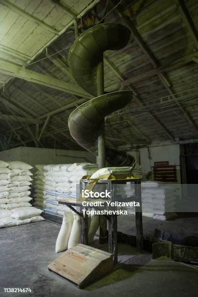 생산 및 처리의 주제 곡물의 생산을 위한 오래 된 낮은 기술 공장에서 메커니즘 소련 공장 시간 기업에서 상품의 운송 0명에 대한 스톡 사진 및 기타 이미지 Istock