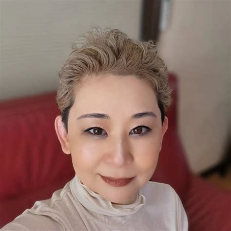 うちの子たまに食べる だからお仕事中は食べないようにじっと見張って食べずに離れたら褒めてるんだけど油断すると 何がダメなのか