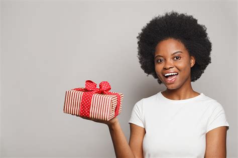빨간 선물 상자를 가진 여자 흰색에 빨간 리본이 달린 선물을 들고 행복한 예쁜 모델 사람 얼굴에 대한 스톡 사진 및 기타 이미지 사람 얼굴 선물 쥠 Istock