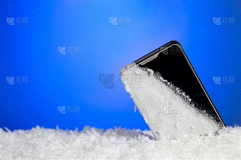 冻结的手机智能手机。冬季背景与复制空间