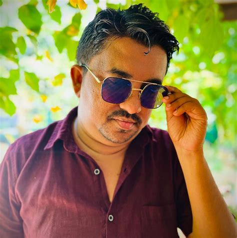 90 දශකයේදී ජාතික රූපවාහිනියේ විකාශය වූ ජනප්‍රිය විශිෂ්ඨ සංගීත වැඩසටහනක් වූ මනෝහාරි සංගීත