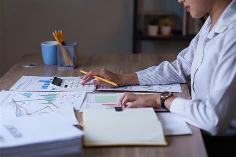 노트북으로 작업하고 문서 세금 교환 연구 회계 및 재무 고문 개념을 수행하는 회계사 여성 Credit Report에 대한 스톡 사진 및 기타 이미지 Istock