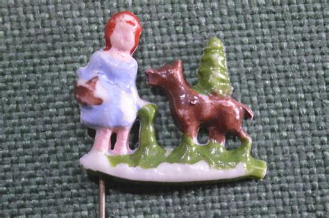 Купить Знак значок Красная Шапочка и Серый волк Пластмасса Сказки Германия в интернет