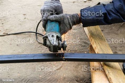 장갑에 작업자의 손에 연 삭 기계와 금속 파이프를 잘라 절단 철 동안 연 삭 기계에서 오렌지 스파크 비행 가리기에 대한 스톡 사진 및 기타 이미지 Istock