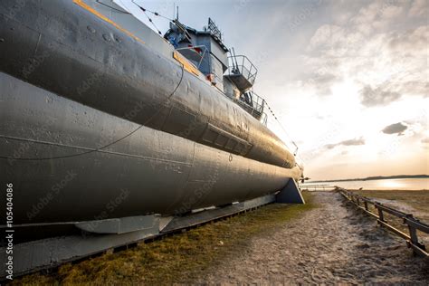U Boot Denkmal Am Strand Von Laboe Im Sonnenuntergang Photos Adobe Stock